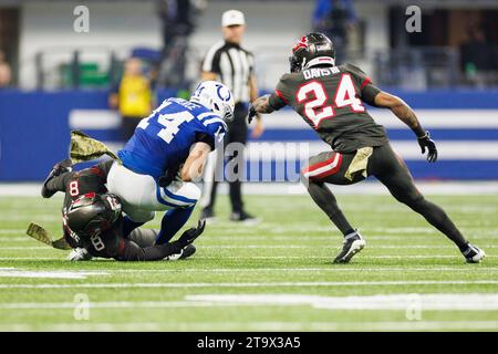 Tampa Bay Buccaneers linebacker SirVocea Dennis (8), left, and safety ...