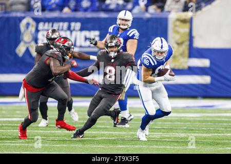 Tampa Bay Buccaneers linebacker SirVocea Dennis (8) rushes the kicker ...