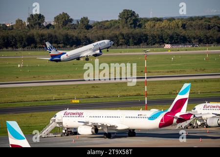 Flughafen Düsseldorf, Sunexpress Boeing 737 Flieger auf dem Vorfeld ...