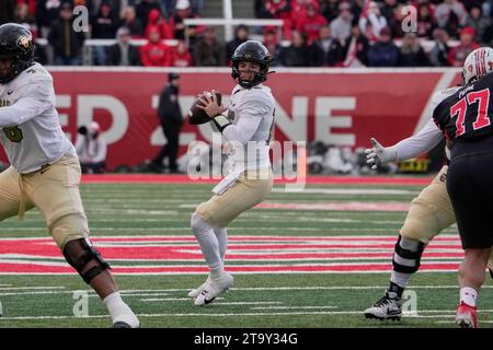 Colorado quarterback Ryan Staub (16) warms up before an NCAA college ...