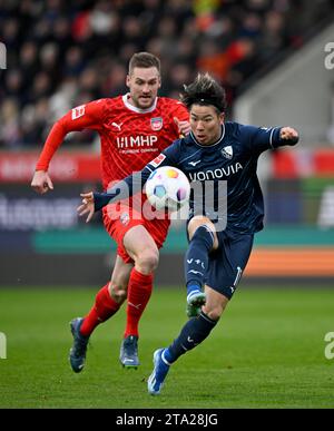 Patrick Mainka (FC Heidenheim, #06) und seine Mannschaft vor dem ...