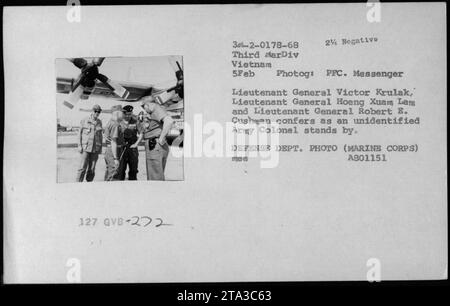 Lieutenant General Hoang Xuam Lam passes the hammer to Lieutenant ...