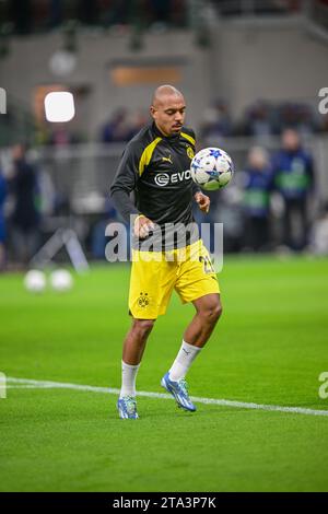 Donyell Malen #21 of Borussia Dortmund breaks with the ball during the ...