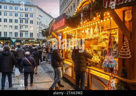 Market stall at Christkindlmarkt, Marienplatz, Munich, Bavaria ...