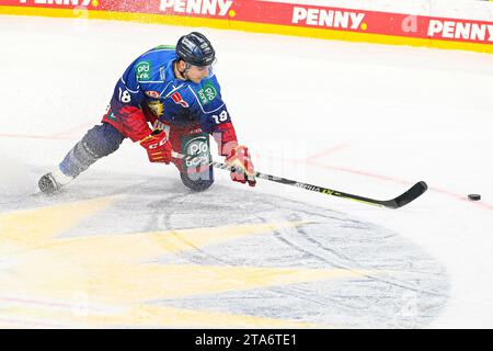 Kenny Agostino (ERC Ingolstadt, #11) auf dem Weg zum Duesseldorfer Tor ...