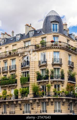 Glimpse of a typical and elegant residential building in Paris city ...