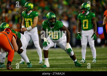Oregon offensive lineman Josh Conerly Jr., left, runs a position drill ...