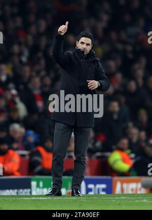 Mikel Arteta manager of Arsenal gives his team instructions during the ...
