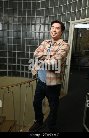 Schauspieler Aaron Lee posiert am Set der ARD Serie Rentnercops ...