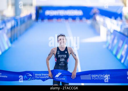 Beth Potter winning in Pontevedra in the 2023 World Triathlon ...