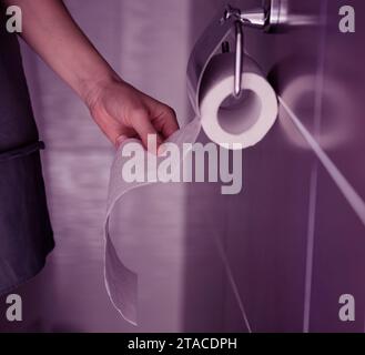 Lady holds a toilet paper roll. Person's Hand Using Toilet Paper Stock ...