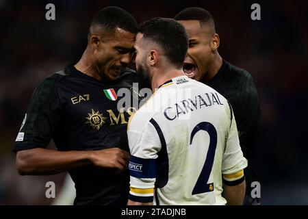 Juan Jesus of SSC Napoli argues with Lautaro Martinez of FC ...