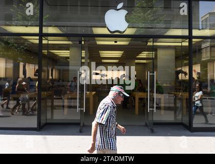 Zurich, Switzerland - June 03, 2017: Apple store on the Bahnhofstrasse ...