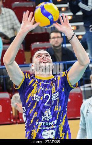 Nico Wegner (Powervolleys Düren, 2) am Ball beim Aufwärmen, Aktion ...