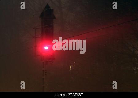 Signale bei der Eisenbahn Ein Halt zeigendes Signal mit roten Lampen ...