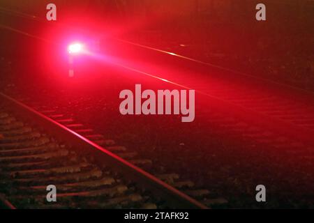 Signale bei der Eisenbahn Ein Halt zeigendes Signal mit roten Lampen ...