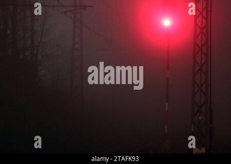 Signale bei der Eisenbahn Ein Halt zeigendes Signal mit roten Lampen ...