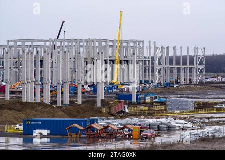 Battery plant under construction, Debrecen, Hungary UNGARN, 11.2023, Debrecen. Bau der riesigen ...