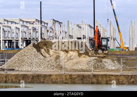 Battery plant under construction, Debrecen, Hungary UNGARN, 11.2023, Debrecen. Bau der riesigen ...