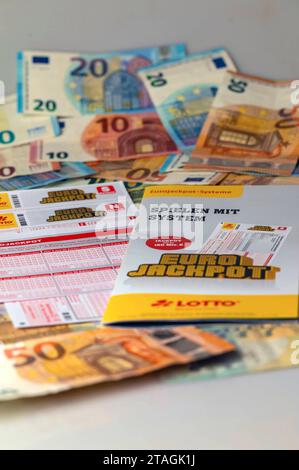 Eurojackpot-Schein auf Geldscheinen. In Deutschland betreibt der ...