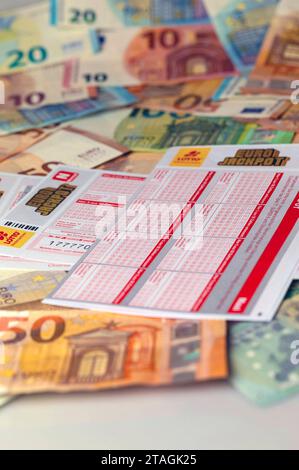 Eurojackpot-Schein auf Geldscheinen. In Deutschland betreibt der ...