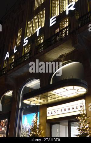 Das 1912 eröffnete Kaufhaus Alsterhaus am Hamburger Jungfernstieg mit ...