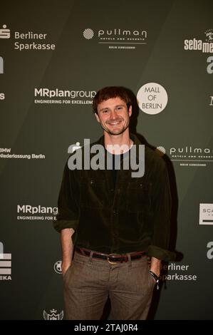 Frederic Brossier bei der Promi-Tüten Packaktion Strassenfeger Charity ...