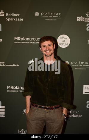 Frederic Brossier bei der Strassenfeger Charity Aktion 2023 by ...