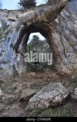 Reynard's Cave, Dovedale, Peak District, a natural limestone arch Stock ...