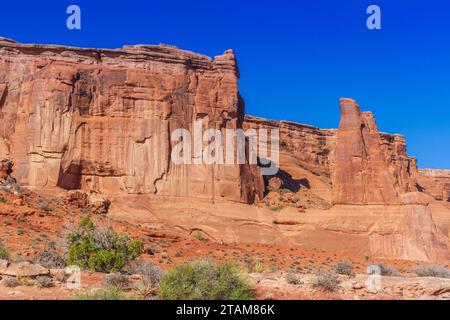The Courthouse Towers Rock formations from Park Avenue viewpoint Arches ...