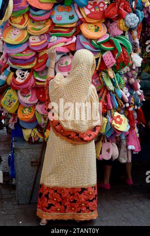 Colorfully dressed women of the (Muslim) Bohra / Bohri sect in Mumbai ...