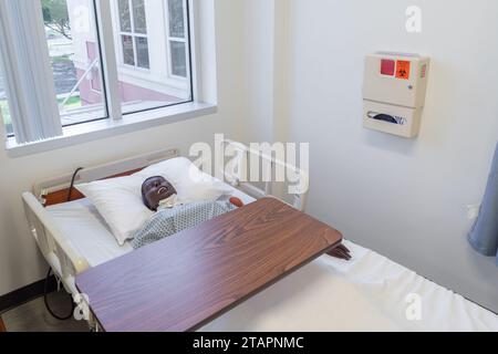Medical school facilities with dummy patients in bed Stock Photo - Alamy