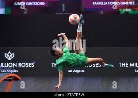 Bangkok, Thailand. 2nd Dec, 2023. Rafaella Fontes Gimenez (L) returns ...