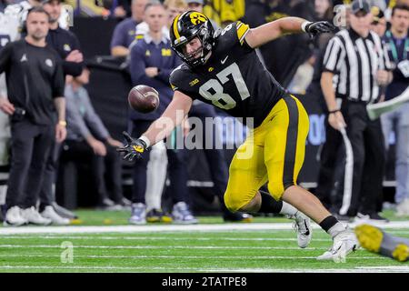Iowa tight end Addison Ostrenga (87) makes a catch over Missouri safety ...