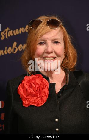 Cologne, Germany. 02nd Dec, 2023. Actress Janine Kunze and her daughter ...