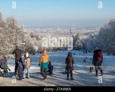 Stuttgart, Germany. 03rd Dec, 2023. People enjoy the sunny winter ...