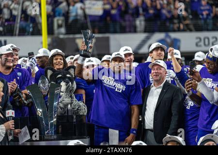 Washington quarterback Michael Penix Jr. (9) looks to pass against ...