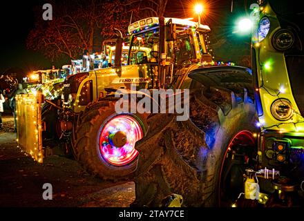 Lichterfahrt - mit bunt leuchtenden Lichterketten geschmückter Traktor auf einem Sammelplatz. In ...