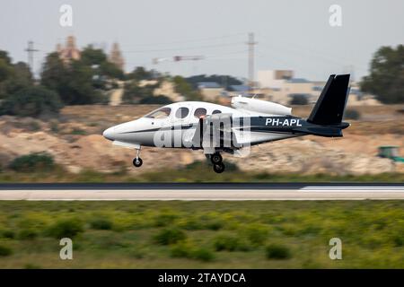 The Cirrus Aircraft VISION SF50 is a single-engine, personal jet ...