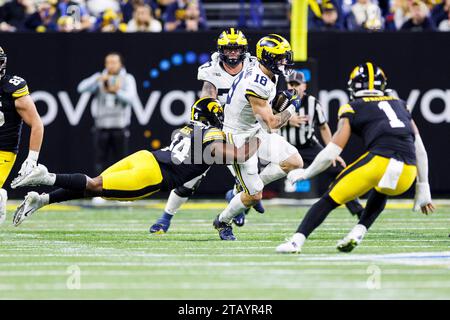 Iowa linebacker Jay Higgins (34) and defensive back Xavier Nwankpa (1 ...
