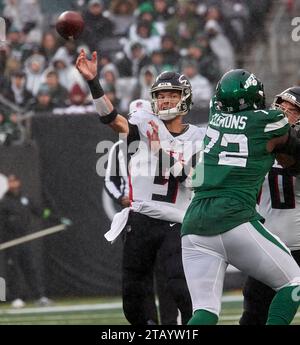 Atlanta Falcons quarterback Desmond Ridder (9) and Detroit Lions ...