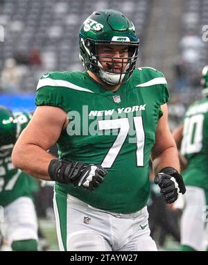 New York Jets guard Wes Schweitzer takes the field against the Denver ...