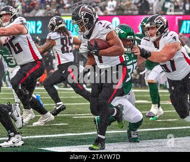 Atlanta Falcons running back Bijan Robinson (7) runs into the end zone ...