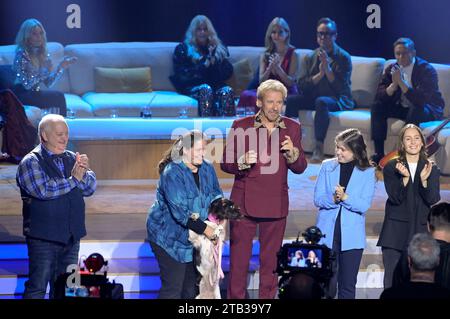 Thomas Gottschalk mit den Wettkandidaten Horst Freckmann, Michaela Frank, Hund Amie, Antonia ...