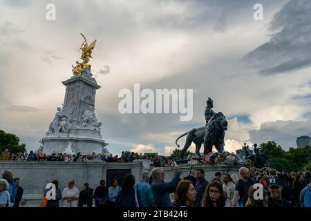 Big crowd at Victoria Memorial near Buckingham Palace in London Stock ...