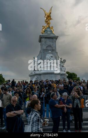 Big crowd at Victoria Memorial near Buckingham Palace in London Stock ...