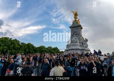 Big crowd at Victoria Memorial near Buckingham Palace in London Stock ...