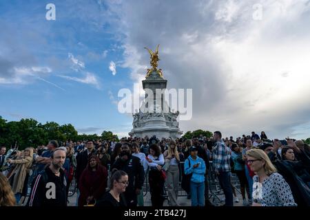 Big crowd at Victoria Memorial near Buckingham Palace in London Stock ...