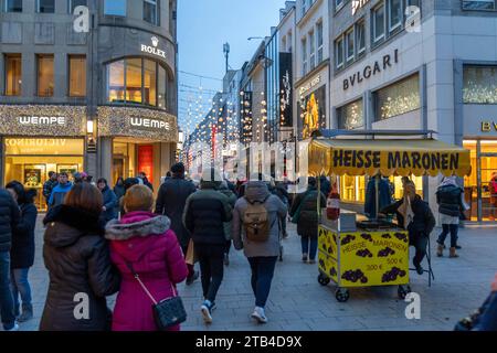 Sunday shopping in Cologne city centre, Hohe Straße, 1st Advent weekend ...