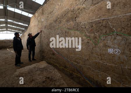 (231205) -- JINGMEN, Dec. 5, 2023 (Xinhua) -- An archeologist works at ...